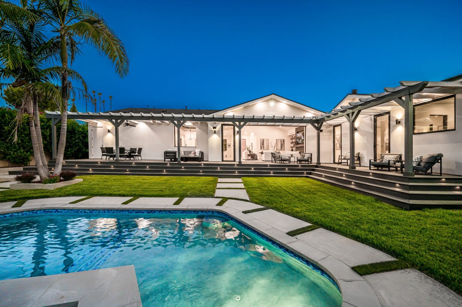 Curved Swimming Pools - Concrete Pool Builders - Winrani Pools
