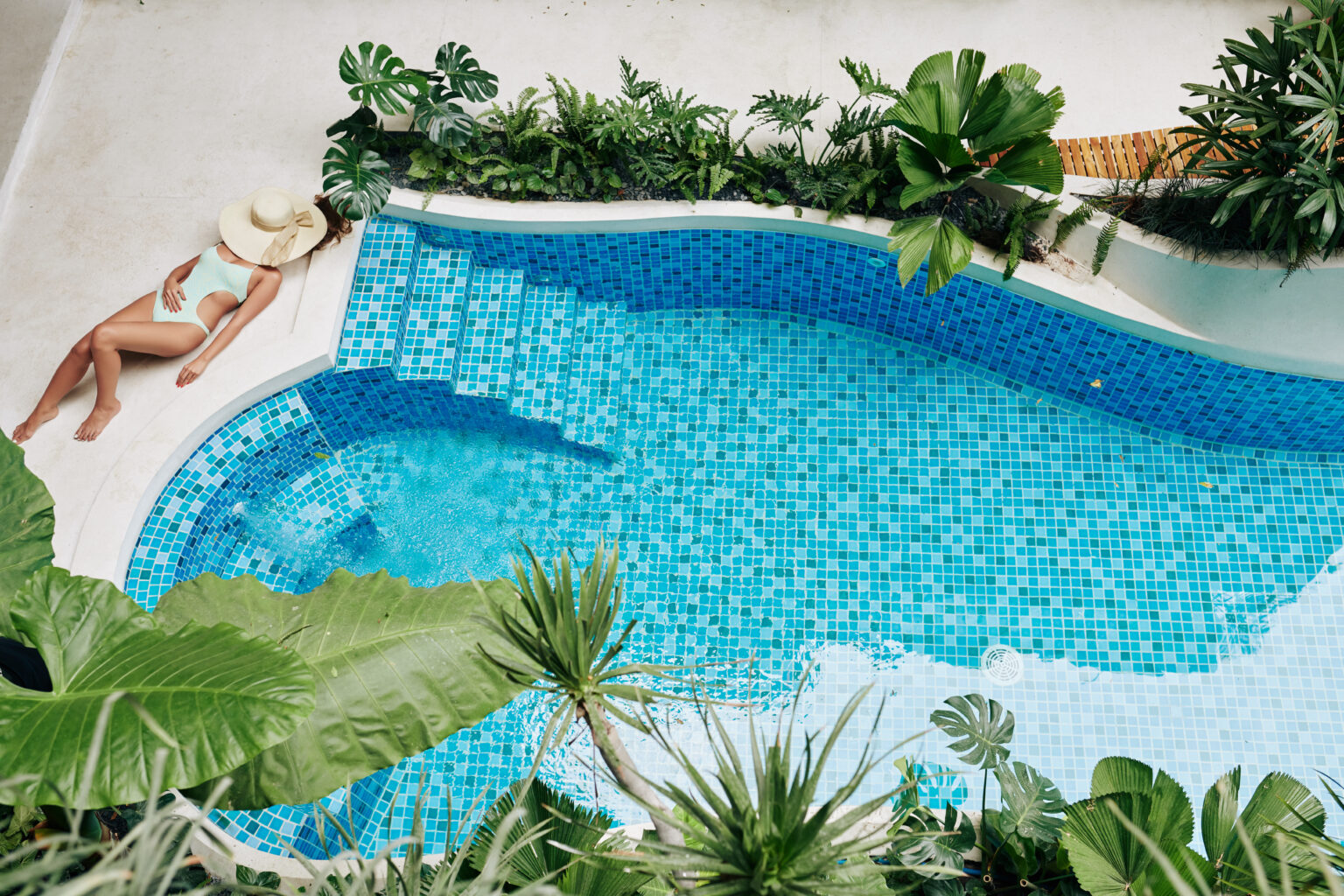 Curved Swimming Pools - Concrete Pool Builders - Winrani Pools
