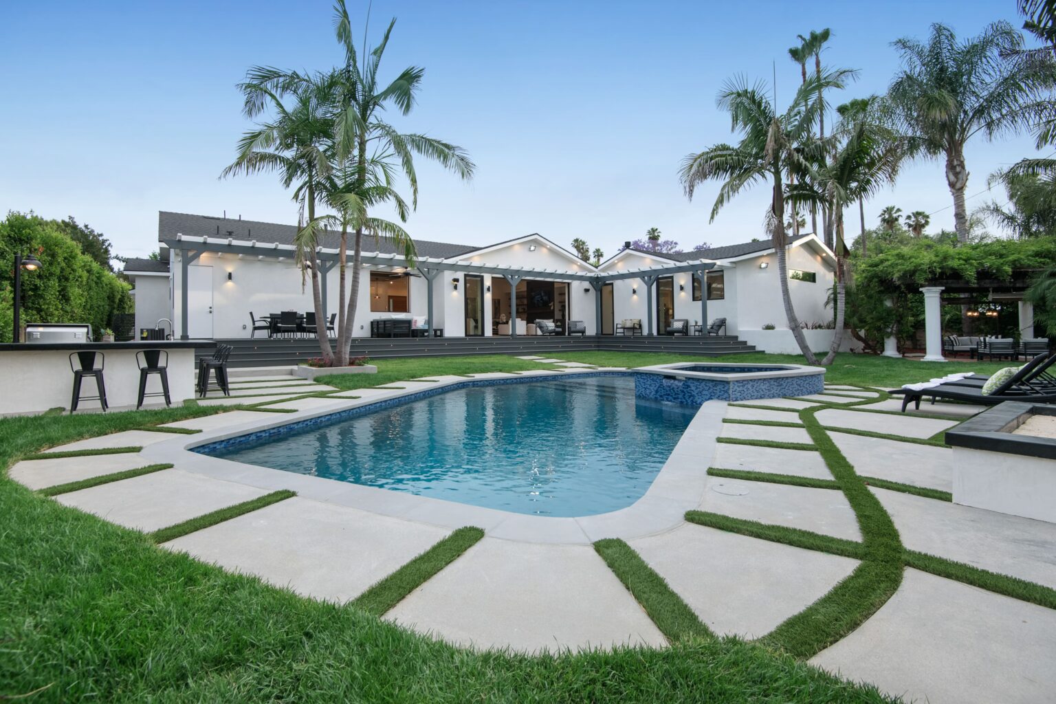 Curved Swimming Pools - Concrete Pool Builders - Winrani Pools