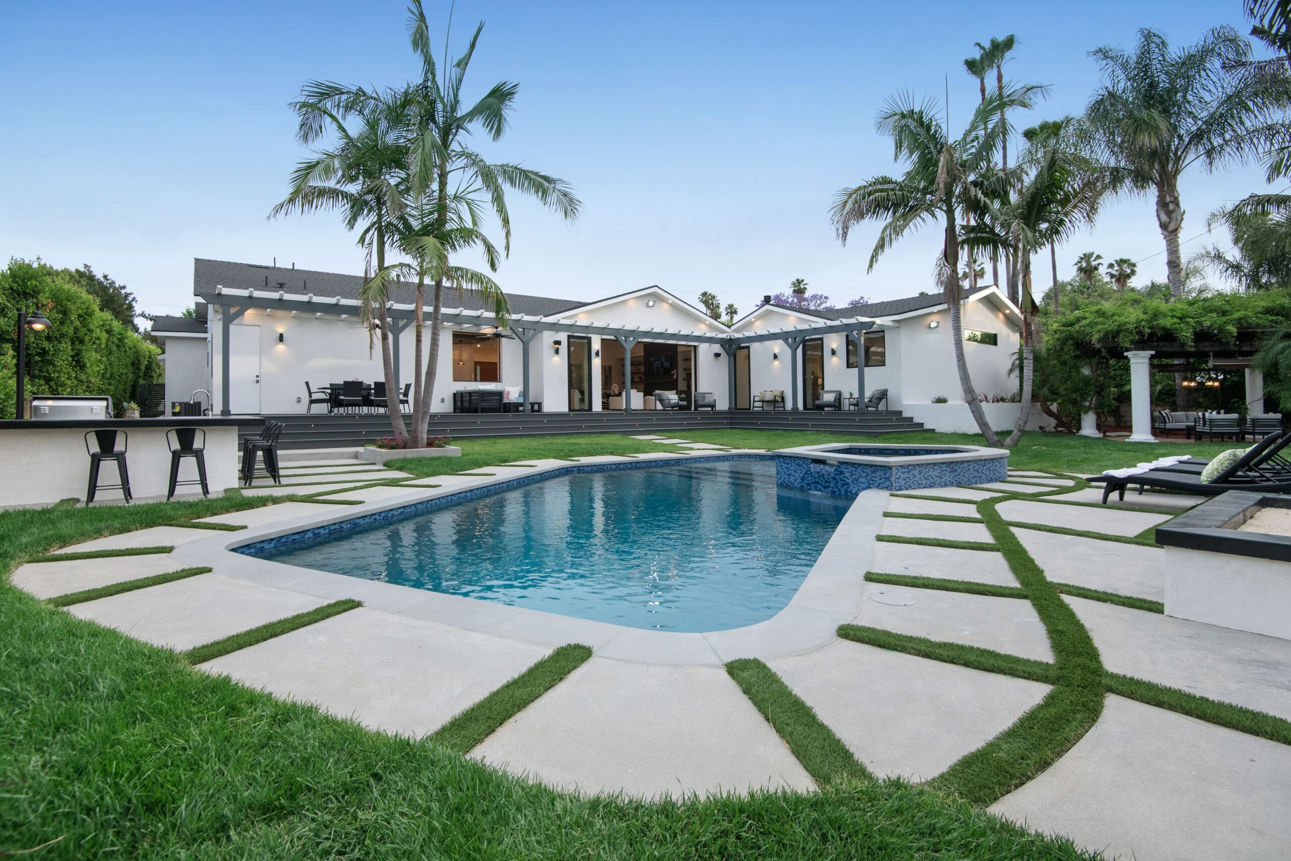 Curved Swimming Pools - Concrete Pool Builders - Winrani Pools